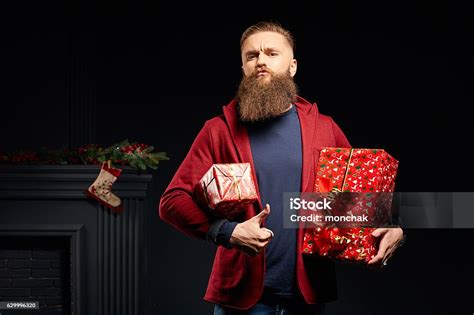 빨간 크리스마스 상자와 스튜디오에서 잘 생긴 심각한 수염 남자 기업 재무와 산업에 대한 스톡 사진 및 기타 이미지 기업 재무와 산업 남자 머리 모양 Istock