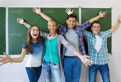 خرید و قیمت عکس با کیفیت بچه های کلاس با دستای باز جلو تخته سیاه ترب