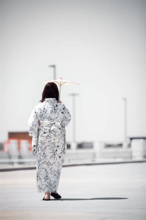 거리 사진 걷고 있는 게이샤 스타일 고독 고요한 고요함 기모노 기모노 패션 낮 도시 설정 동양 뒷모습 문화 유산 문화적 복장 문화적 상징 미니멀