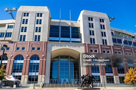 메모리얼 스타디움은 네브래스카 주 링컨에 있는 네브래스카 대학교링컨 캠퍼스에 위치한 축구 경기장입니다 네브라스카 링컨에 대한 스톡 사진 및 기타 이미지 Istock