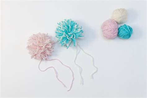 Instrucción De Pompón Hecho A Mano Paso A Paso Concepto De Bricolaje Para Niños Foto Premium