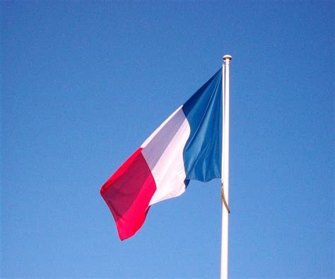 Френски кметове отказаха да свалят френското знаме заради смъртта на британската кралица Обективно