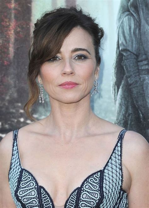 Pin By Mark Welbourne On Linda Cardellini Brunette Woman Famous Moms