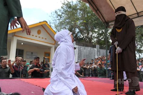 女性に近接し公開むち打ち刑、執行中に男性卒倒 インドネシア 写真5枚 国際ニュース：afpbb News