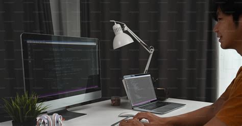 소프트웨어 개발 회사 사무실에서 일하는 프로그래머의 측면보기 사진 Unsplash의 컴퓨터 시스템 이미지