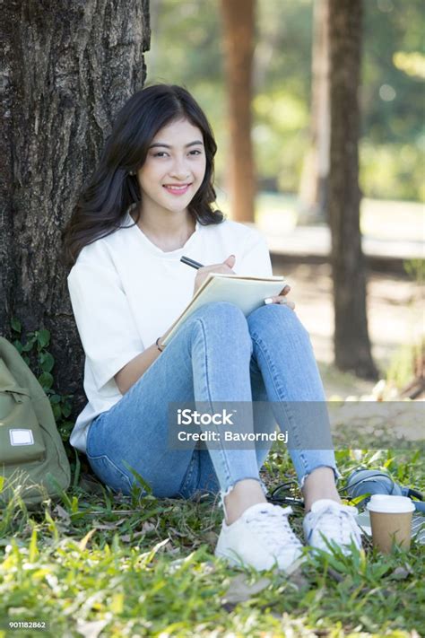 아시아 여자 스케치 그림 가든에서 매력적인 미소와 함께 서에 사람들의 라이프 스타일 개념입니다 귀여운에 대한 스톡 사진 및 기타 이미지 Istock