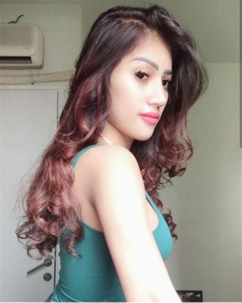 11 Potret Reva Alexa Saat Pamer Pundak Gayanya Jadi Sorotan