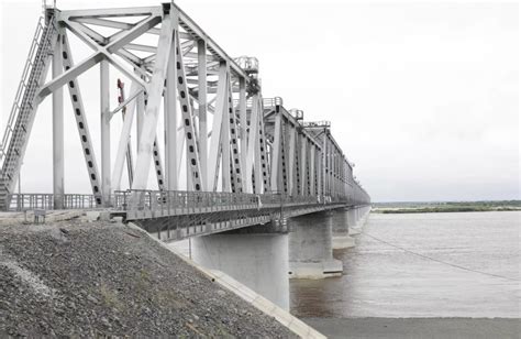 РФ и Китай открыли движение по первому в истории железнодорожному мосту через реку Амур