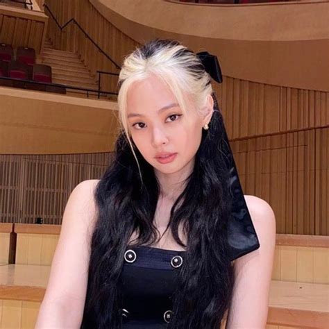 Jennie Two Toned Hair Kim Blonde Hair