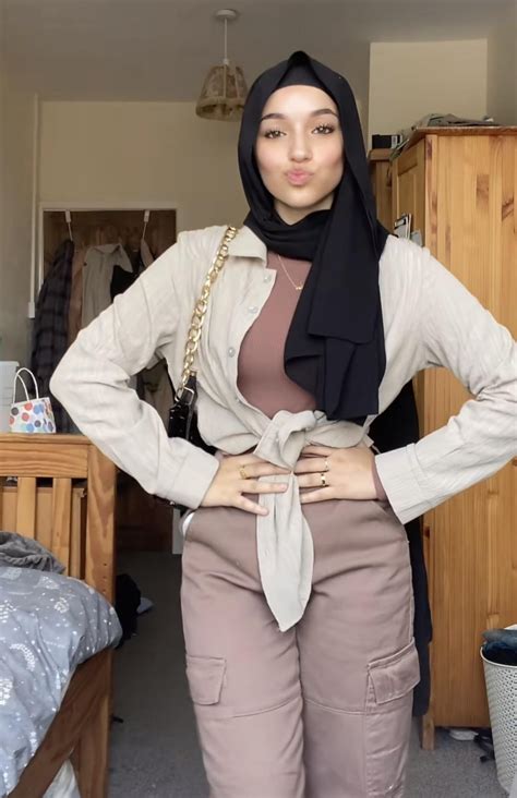 2 Hijabis Rhijabi