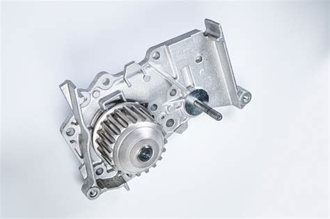 회색 배경에 물 펌프의 엔진을 냉각하기위한 새로운 금속 자동차 펌프 자동차 엔진을 위한 새로운 예비 부품의 개념 0명에 대한 스톡 사진 및 기타 이미지 Istock