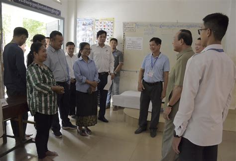 រូបភាពសកម្មភាព ឯកឧត្តម ប្រាជ្ញ ចន្ទ ប្រធាន គ ជ ប បានអញ្ជើញចុះត្រួតពិនិត្យការិយាល័យបោះឆ្នោត