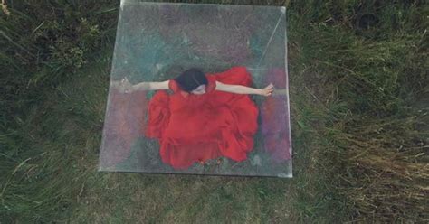 Молодая красивая девушка в красном платье закрыта в большом стеклянном