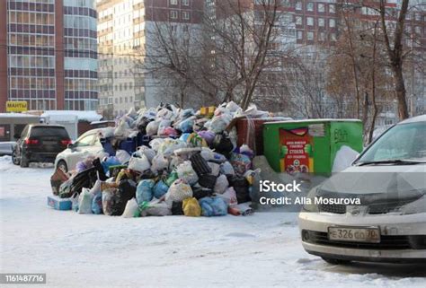노보시비르스크의 겨울철 도시 쓰레기에 담긴 비닐봉지와 가정용 쓰레기 더미가 환경을 오염시다 0명에 대한 스톡 사진 및 기타 이미지 0명 가방 거리 Istock