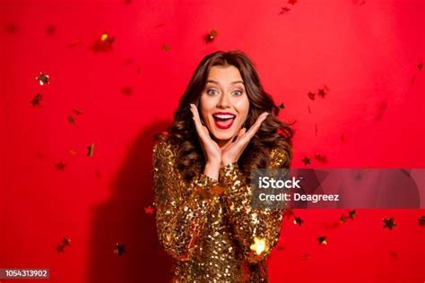 휴식 휴식 개념 아름 다운 사랑 스러운 현대 곱슬 파도 머리 잡고 손바닥 얼굴 근처 잘생긴 여자 입을 열고 큰 눈 밝은 빨간색