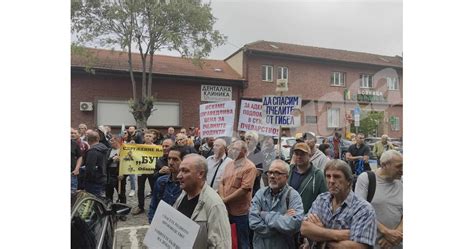 Пчелари протестират пред Земеделското министерство Снимки