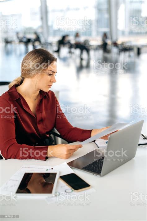 피곤하고 지친 백인 사업가의 세로 사진 사무실 책상에 앉아 서류 작업 재무 문서 분석 과로 스트레스 휴식이 필요합니다 30 34세에 대한 스톡 사진 및 기타 이미지 Istock