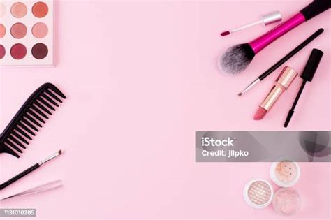 분홍색 배경에 메이크업 제품 및 도구 장식 화장품 및 액세서리의 프레임 0명에 대한 스톡 사진 및 기타 이미지 0명 개념 개념과 주제 Istock