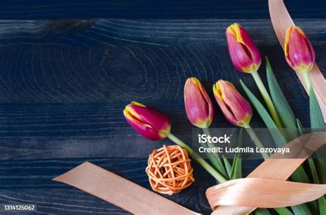 코피 공간의 어두운 나무 배경에 녹색 잎과 장식과 빨간색과 노란색 튤립의 평평한 꽃 배열 0명에 대한 스톡 사진 및 기타 이미지 0명 꽃 나무 꽃 식물 Istock