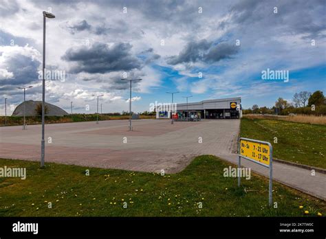 Lidl Supermarkt Lidl Store Parkplatz Lidl Logo Store Shop Fotos Und Bildmaterial In Hoher