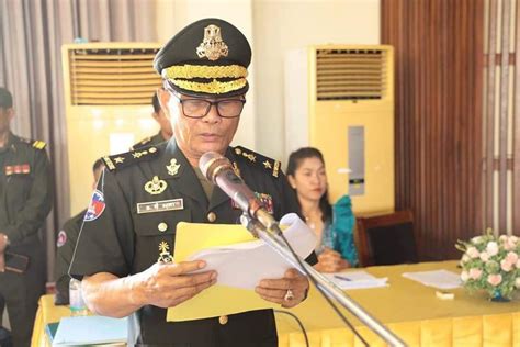 អគ្គលេខាធិការសមាគមអតីតយុទ្ធជនកម្ពុជា អញ្ជើញបំពាក់គ្រឿងឥស្សរិយយសជូនអតីតយុទ្ធជនខេត្តកំពង់ឆ្នាំង