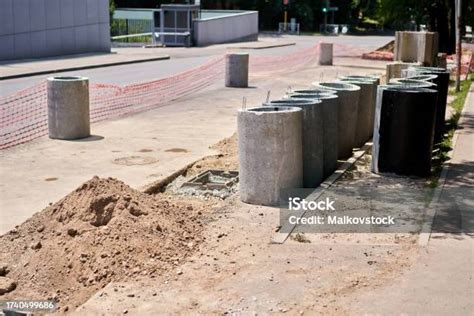 빗물 시스템용 콘크리트 맨홀 및 배수관 설치 건설 현장의 콘크리트 맨홀 구조물에 트렌치 배수구를 연결합니다 우수 및 지하 유틸리티 건설 0명에 대한 스톡 사진 및 기타