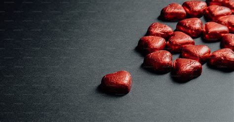 테이블 위에 하트 모양의 사탕 더미 사진 Unsplash의 과자 이미지