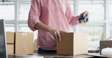 비즈니스 시작 Sme 개념 젊은 창업 기업가 집에서 일하는 중소기업 소유자 포장 및 배송 상황 사진 Unsplash의 랩톱 이미지