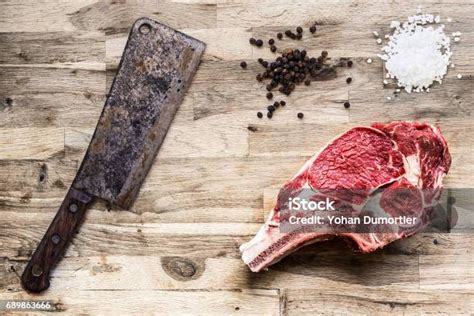 오래 된 오크 나무 테이블에 나이프 일부 후추와 바다 소금 자르고 빈티지 정육점으로 원시 쇠고기 갈비뼈 Entrecôte에 대한 스톡 사진 및 기타 이미지 Istock