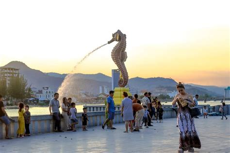 ខេត្ត កំពត ផ្ទុះការចាប់អារម្មណ៍ ខ្លាំង ខណៈបានសាងសងរូបសំណាក សេះ សមុទ្រ Influence News