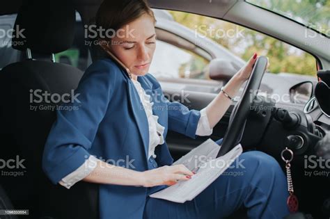 드라이버는도가 동시에 문서 작업 전화에 말하기 여러 작업을 하는 사업가 멀티태스킹 비즈니스 사람입니다 감독에 대한 스톡 사진 및