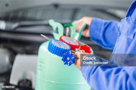 에어컨 수리 수리공 유지 모니터 도구를 점검하고 고정 자동차 에어컨 시스템 기술자 확인 자동차 에어컨 시스템 냉매 재충전 순서에 대한 스톡 사진 및 기타 이미지 Istock