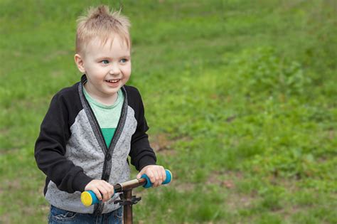 귀여운 금발 백인 소년 푸른 눈 킥 스쿠터와 공원에서 재미를 꽤 웃는 아기 얼굴 긍정적 인 감정 활동적인 시간 지출 행복한 어린 시절 감정에 대한 스톡 사진 및 기타 이미지