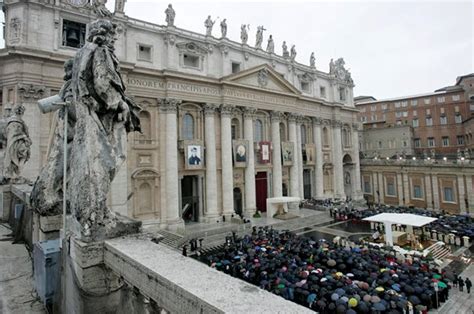 Ватиканът разреши на свещениците си да благославят еднополови двойки
