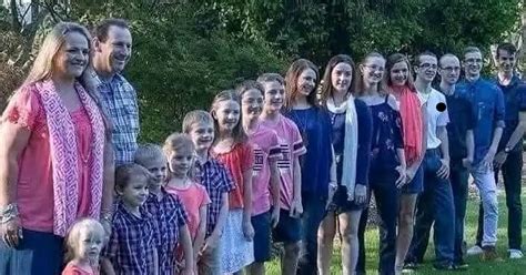 De Grootste Familie Van Australi Echtpaar Viert Jaar Huwelijk Met Kinderen
