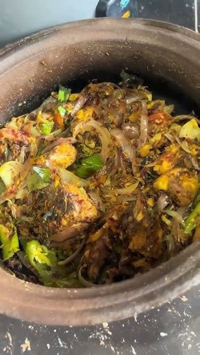 රතු කැකුලු බත් අල වලට මාළු මිරිස් දාලා කිරට උයලා සැමන් බැදුම කතුරැමුරැංගා කොළ මැල්ලුම