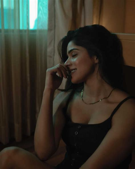 Divya Bharathi Sexy Rsouthindianbeauty