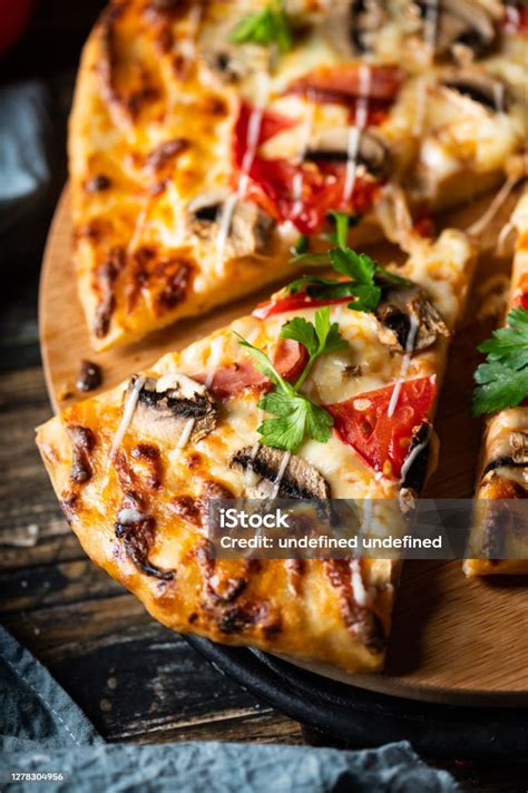 나무 배경에 맛있는 육즙 피자 고기와 치즈를 많이 버섯 피자 페퍼로니 피자 모짜렐라와 토마토 이탈리아 요리 이탈리아 음식 고기에 대한 스톡 사진 및 기타 이미지 Istock