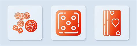 아이스 큐브와 카드 놀이의 갑판 과 위스키의 게임 주사위 카지노 칩 게임 주사위와 위스키 의 유리를 설정합니다 흰색 정사각형