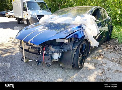 Tesla Car Crash Hi Res Stock Photography And Images Alamy