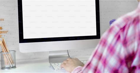 모니터의 빈 화면 뒤에서 어깨 너머로 볼 수 있는 데스크톱 컴퓨터를 사용하는 사업가 사진 Unsplash의 현대의 이미지