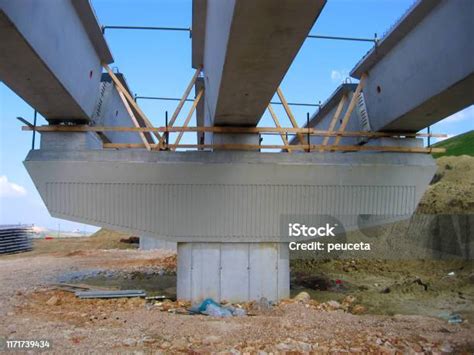 철근 콘크리트로 만든 고속도로 교량의 기둥 및 기둥 원근 시야 0명에 대한 스톡 사진 및 기타 이미지 0명 건설 산업 건축 Istock