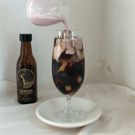 리그램 From Jyeon 펭귄더치커피 찐한걸 깜빡해버렸🤧 우유 더 타서 묵으니 꼬숩🤤 오디맛우유 넣어봤는데 나중에 흰우유 넣어서 구냥 라떼맛😶