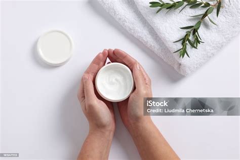 흰색 배경에 핸드 크림 수건 및 녹색 나뭇 가지 항아리와 함께 여자 평면도 가꿔주기에 대한 스톡 사진 및 기타 이미지 가꿔