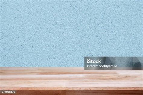 나무 배경으로 파란색 시멘트 콘크리트의 표면 질감에 비어 있습니다 나무 테이블 탑입니다 디스플레이 사용할 수 있습니다 또는 귀하의 제품을 몽타주 0명에 대한 스톡 사진 및