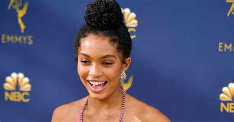 How To Get Yara Shahidi S Sparkly Nude Emmys Manicure Teen Vogue