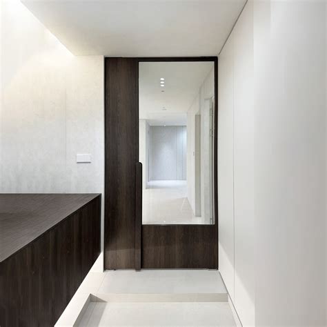 아이엠 Im 금속중문 현관중문 유리중문 발색 마감 도어의 장점은 단연 고급스러운 색감이라고 할 수 있습니다 빛을 받는 방향에 따라 헤어라인이 내는 광의