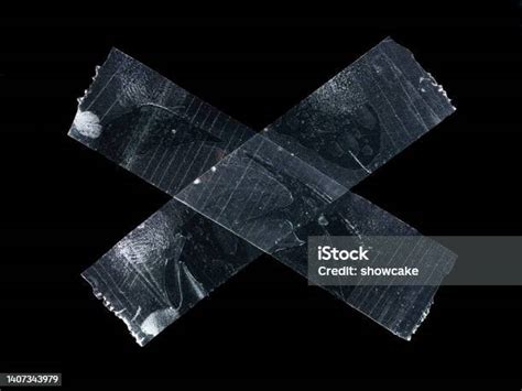 검은 배경에 고립 된 투명 접착 플라스틱 테이프 조각 구겨진 접착제 플라스틱 끈적 끈적한 테이프 관 신체 부분에 대한 스톡 사진 및 기타 이미지 Istock