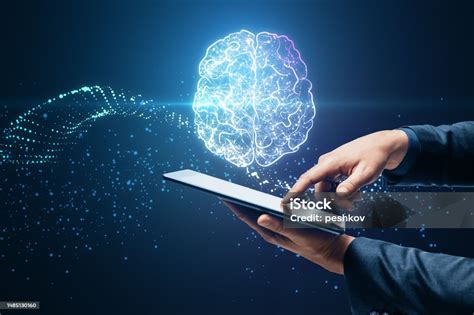 흐릿한 배경에 창조적으로 빛나는 다각형 뇌 홀로그램이 있는 휴대폰을 사용하는 남성의 손을 닫습니다 신경학 연구 인공 지능 개념 이중 노출 가리키기에 대한 스톡 사진 및 기타