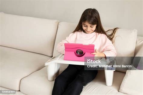 집에서 플라스틱 책상에 디지털 태블릿을 사용하여 Littel 소녀 10 11세에 대한 스톡 사진 및 기타 이미지 10 11세
